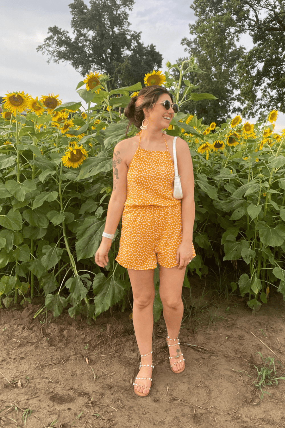 sunflower field photoshoot outfit ideas